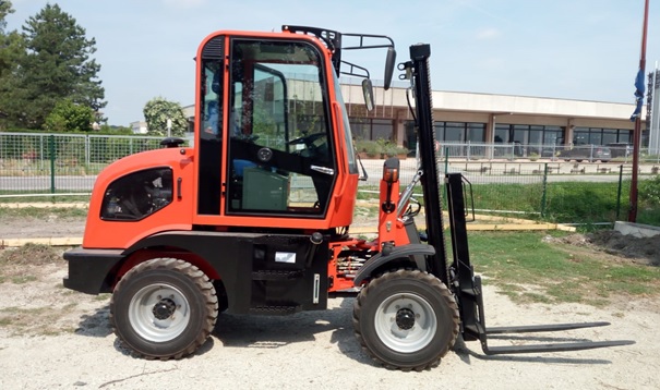 Muletto carrello elevatore fuoristrada 4x4
